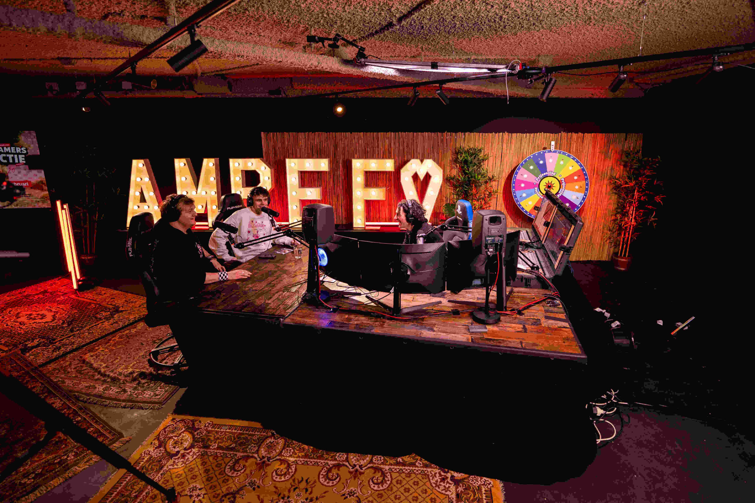 Streamers in Actie halen 25.375 euro op voor Amref Flying Doctors - H20 ...